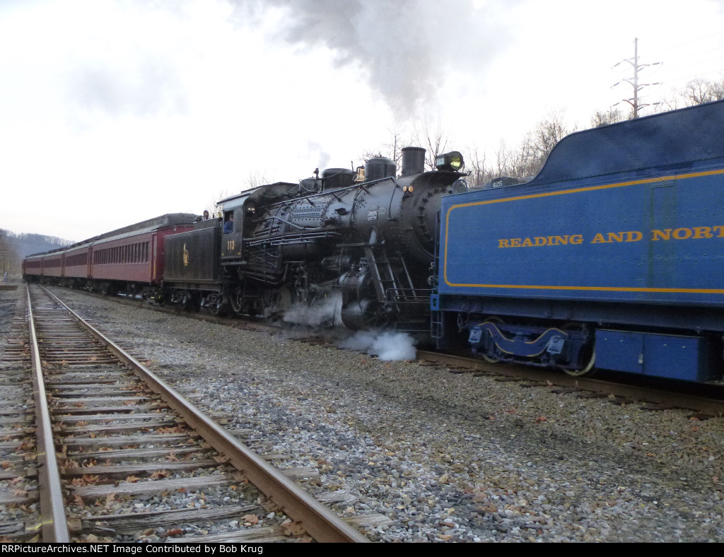 CNJ 113 tucked in behind 425 for the northbound run of the 3:00 Santa train